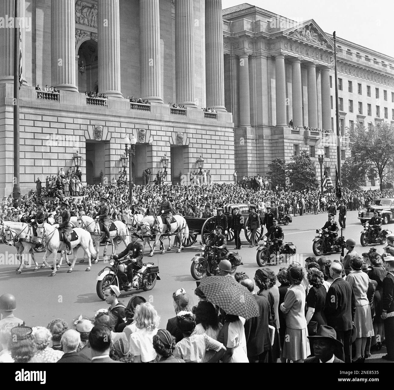 Caisson bearing the body of President Franklin D. Roosevelt passing the ...
