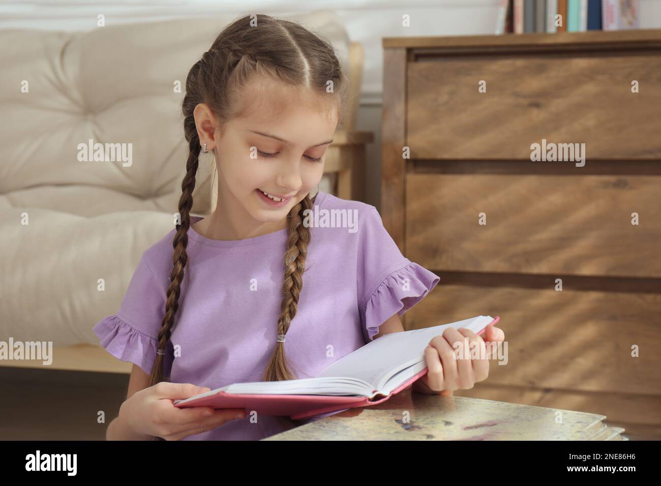 Tween girl reading book hi-res stock photography and images - Alamy