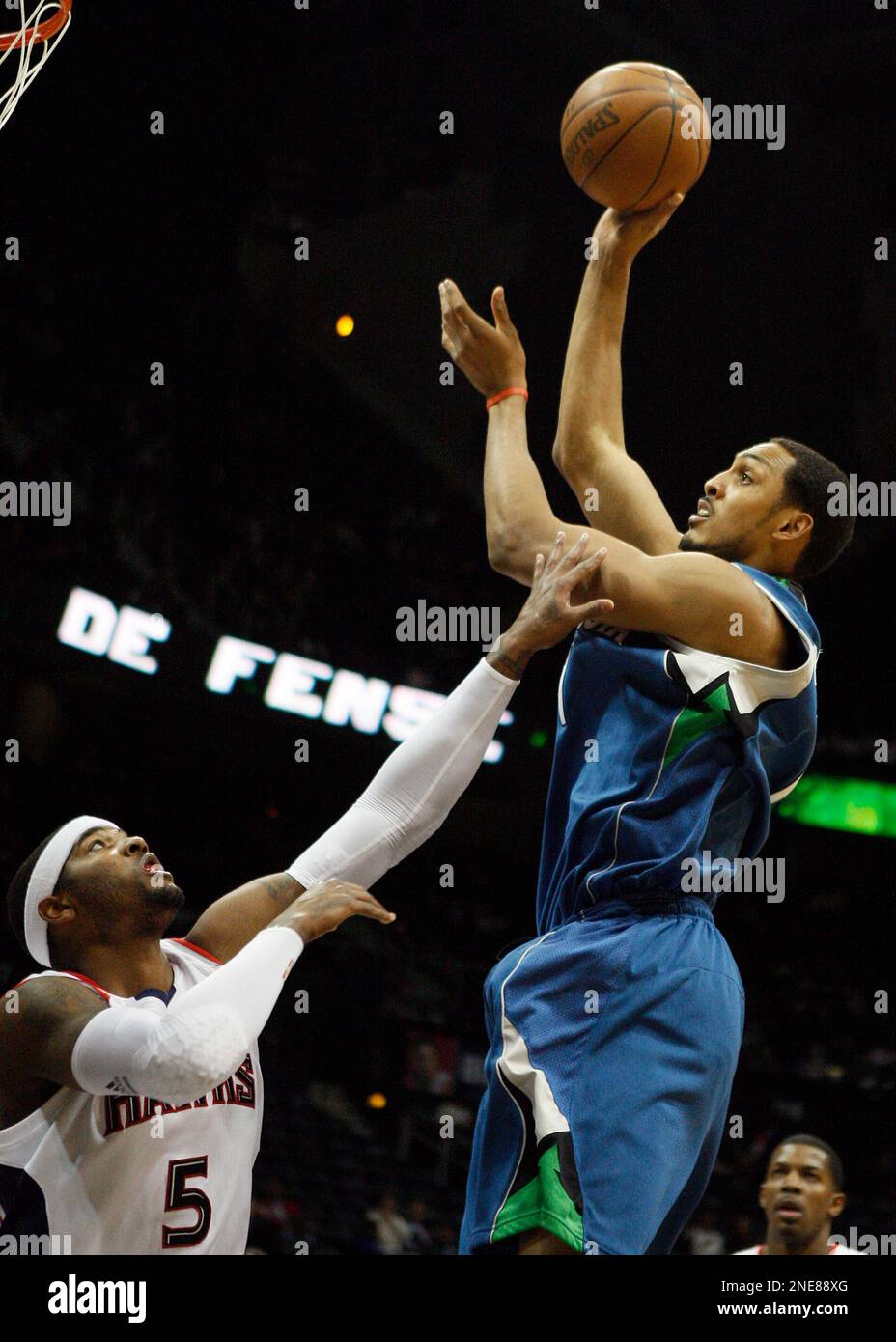 Minnesota Timberwolves' Ryan Hollins, right, shoots over Atlanta Hawks ...