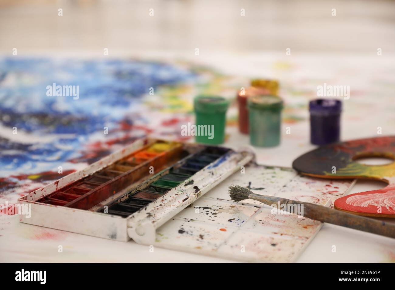 Box with paints hi-res stock photography and images - Alamy