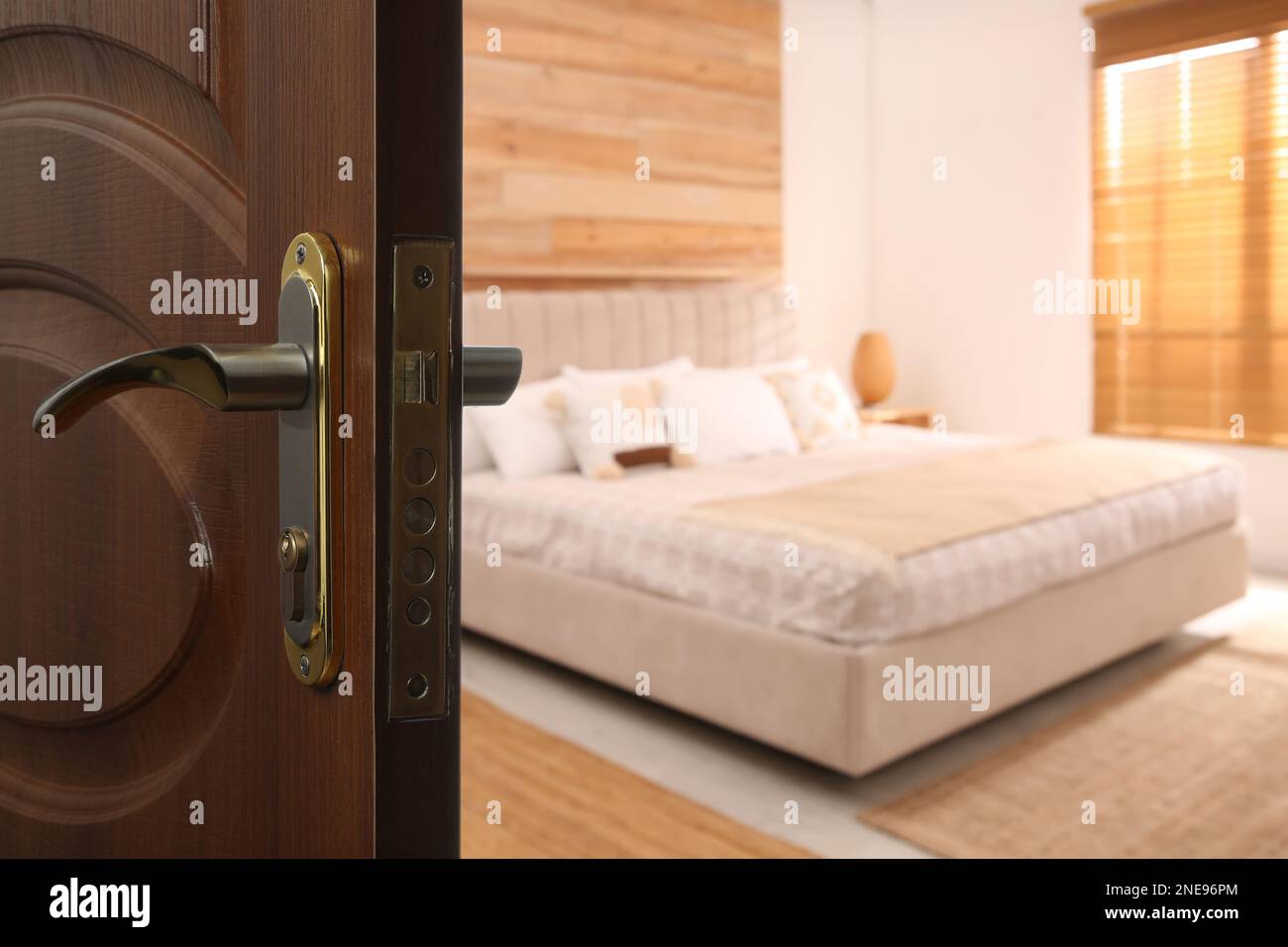 Hotel door opening nobody hi-res stock photography and images - Alamy