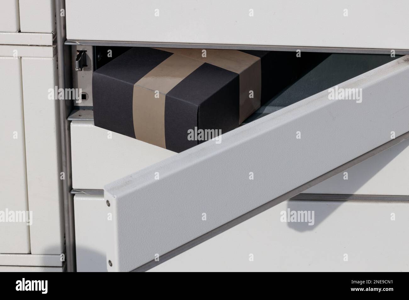 Parcel delivery door open hi-res stock photography and images - Alamy