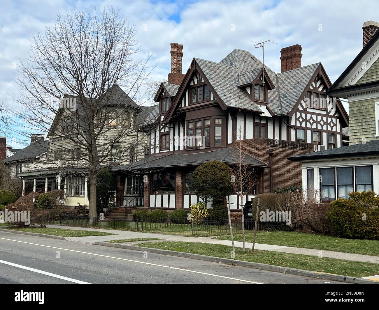 Tudor line hi-res stock photography and images - Alamy