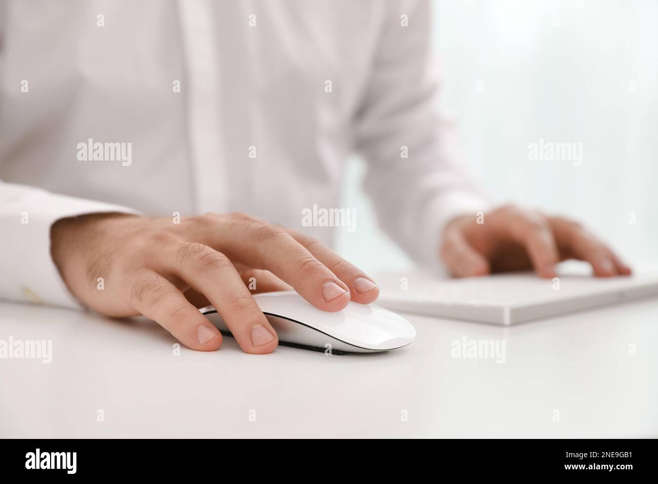 Man using computer mouse hi-res stock photography and images - Alamy