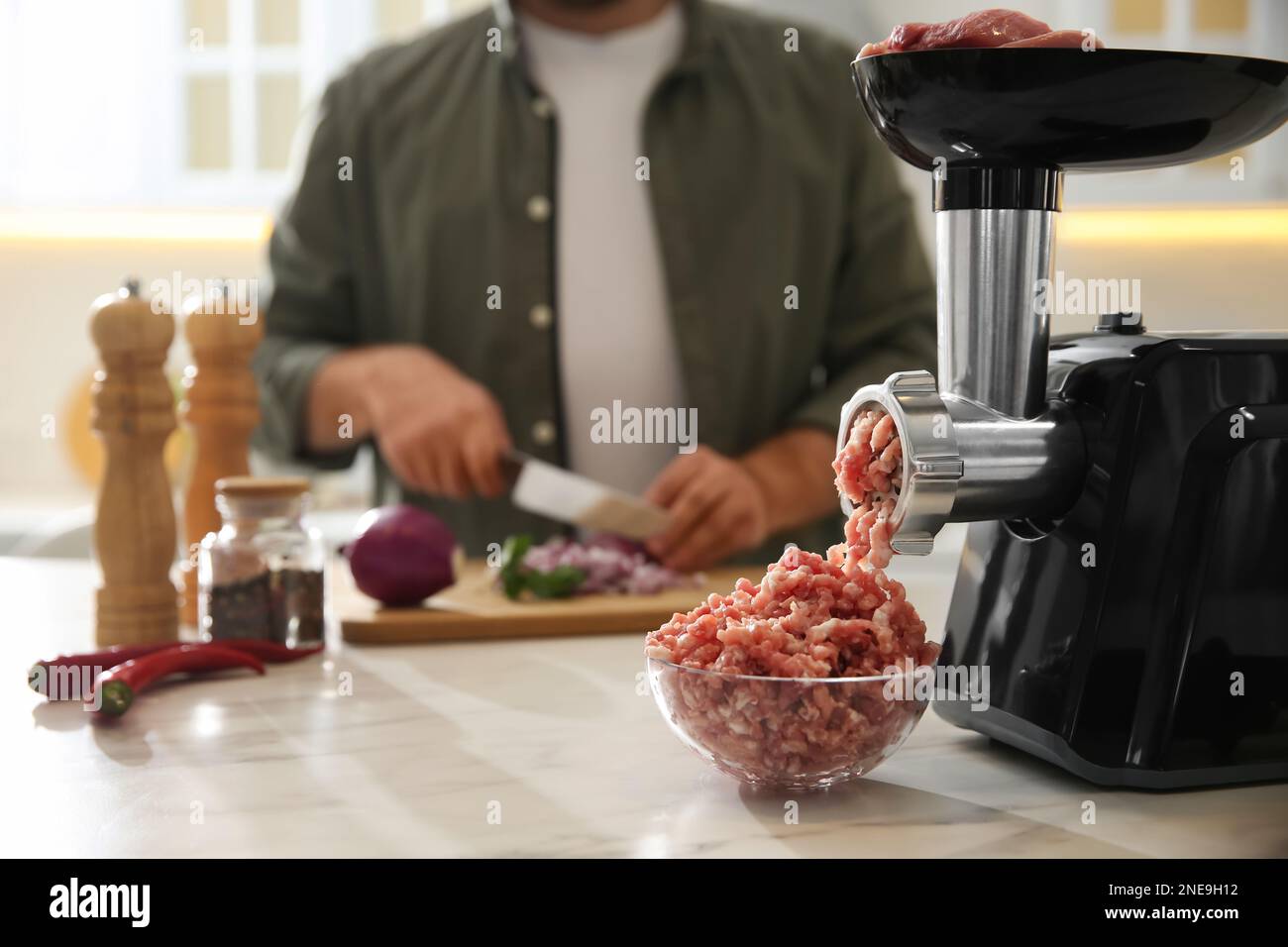 Man hand cutting onion on hi-res stock photography and images - Alamy