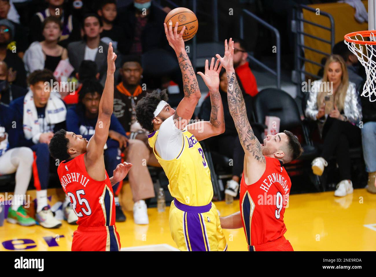 Los Angeles Lakers forward Anthony Davis (C) shoots between New Orleans ...