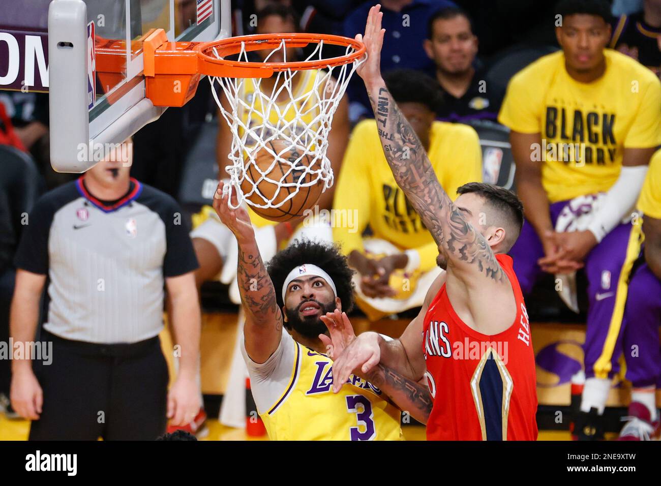 Los Angeles Lakers forward Anthony Davis (L) and New Orleans Pelicans ...