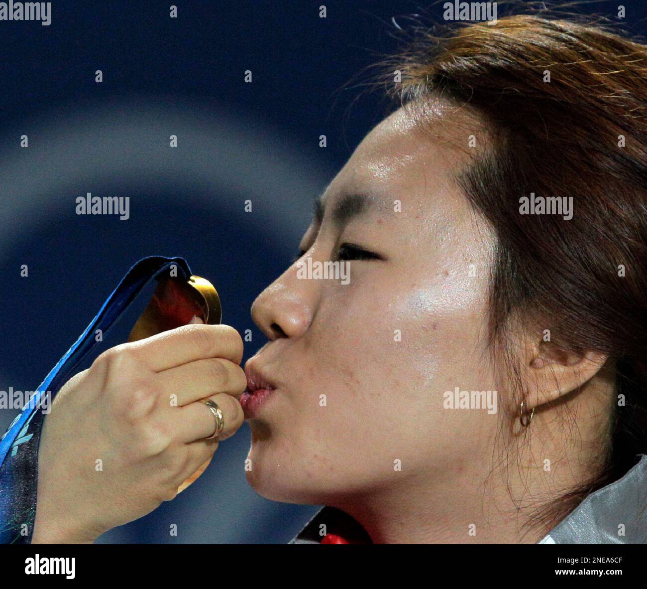South Koreas Gold Medalist Sang Hwa Lee Kisses Her Medal During The Womens 500m Speedskating