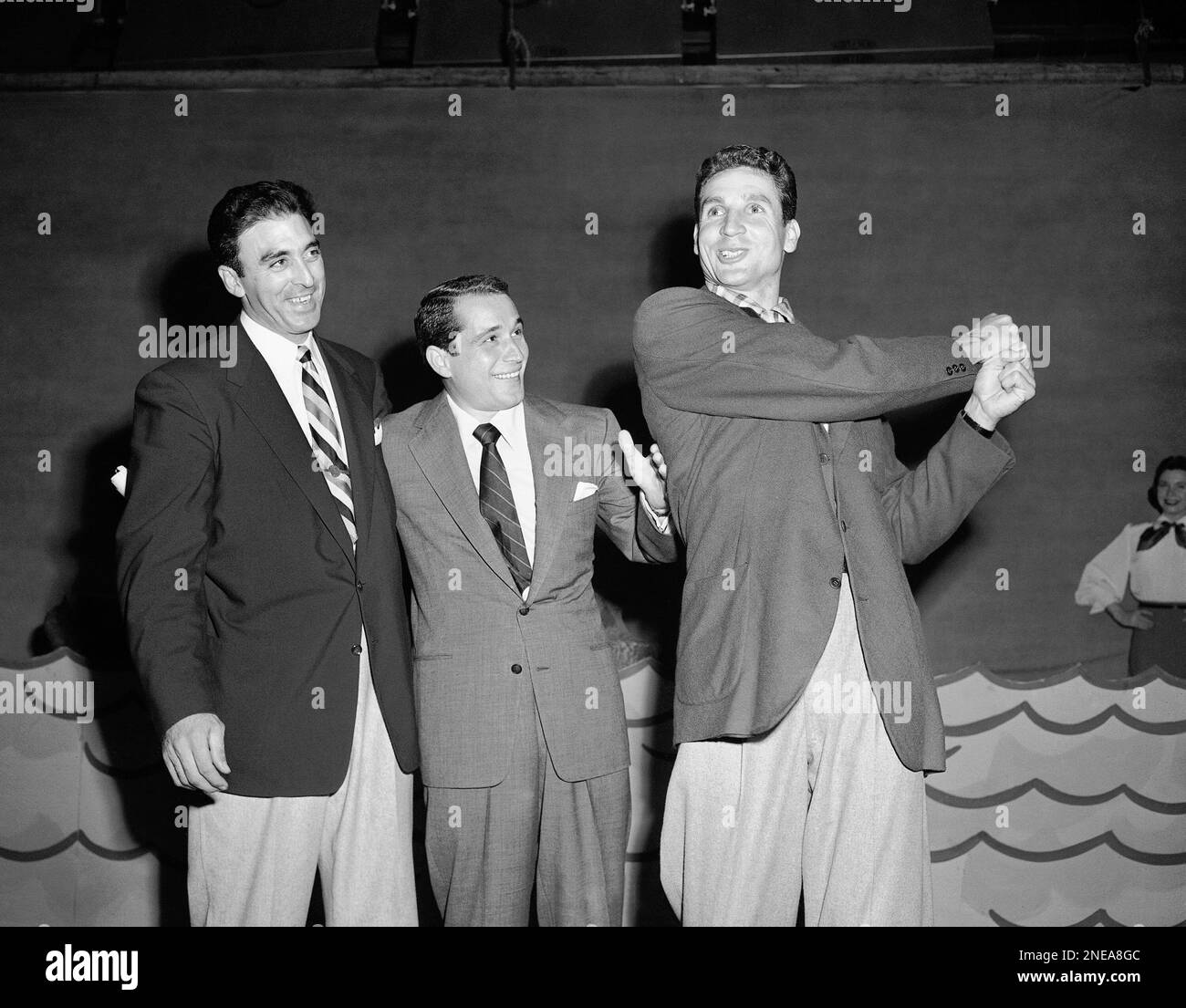 Bobby Thomson (right) shows Perry Como (center) and Giants? hurler Sal ...