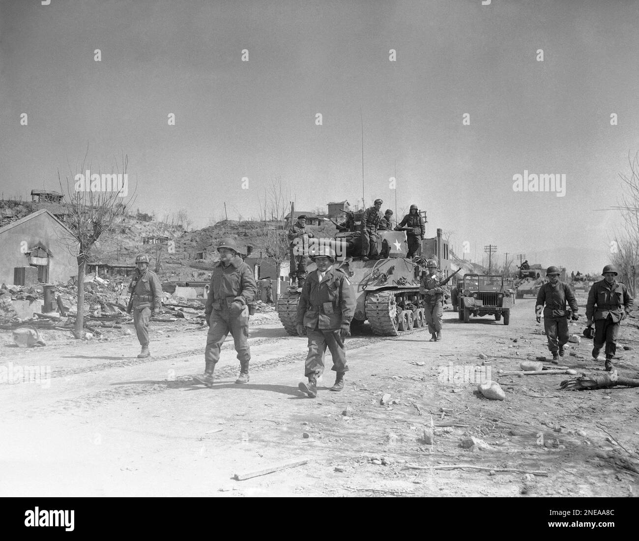 First tanks and troops of the First Cavalry Division enter shell ...