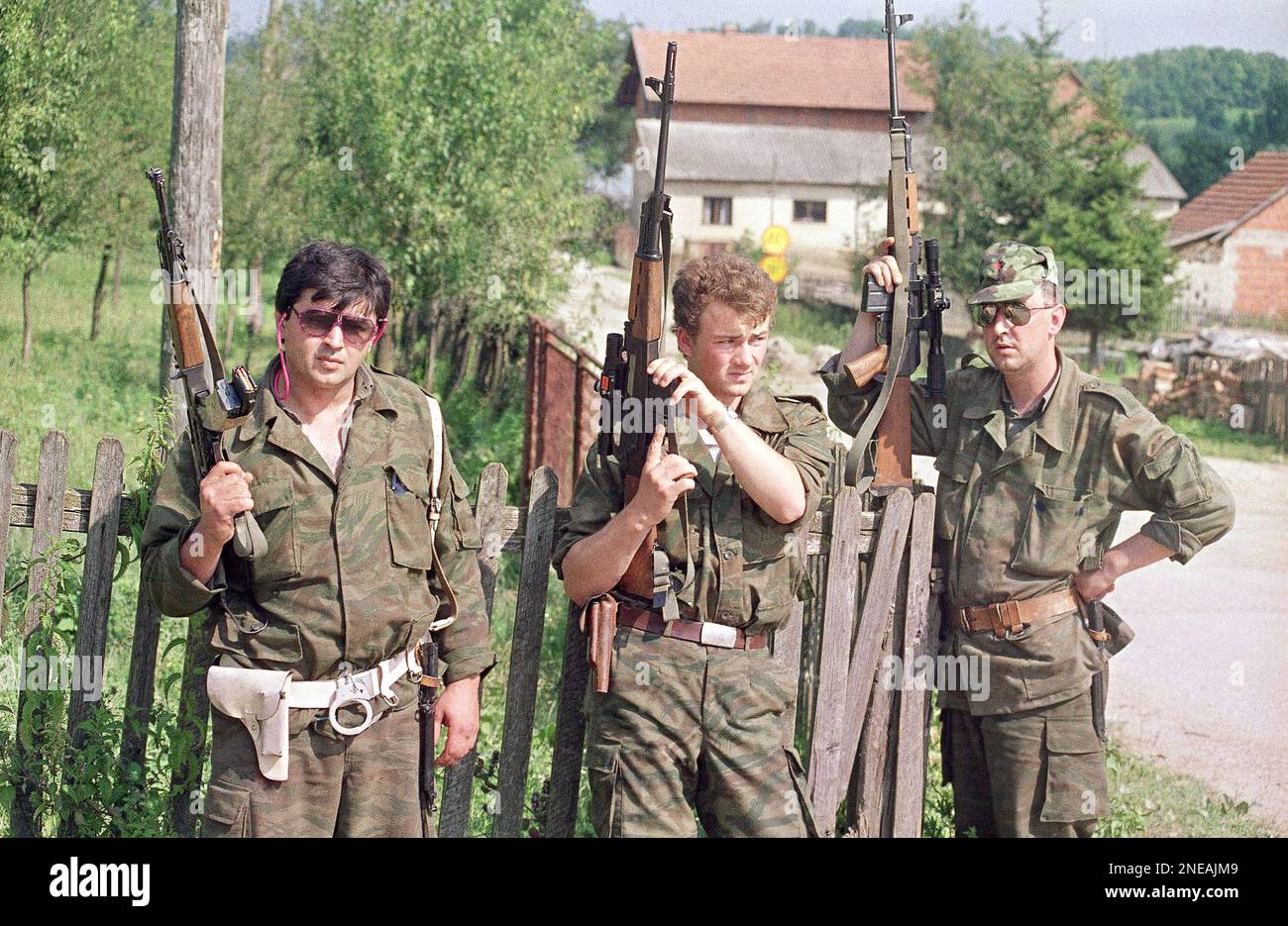 Serbian soldiers with automatic weapons on guard in Jabukovac ...