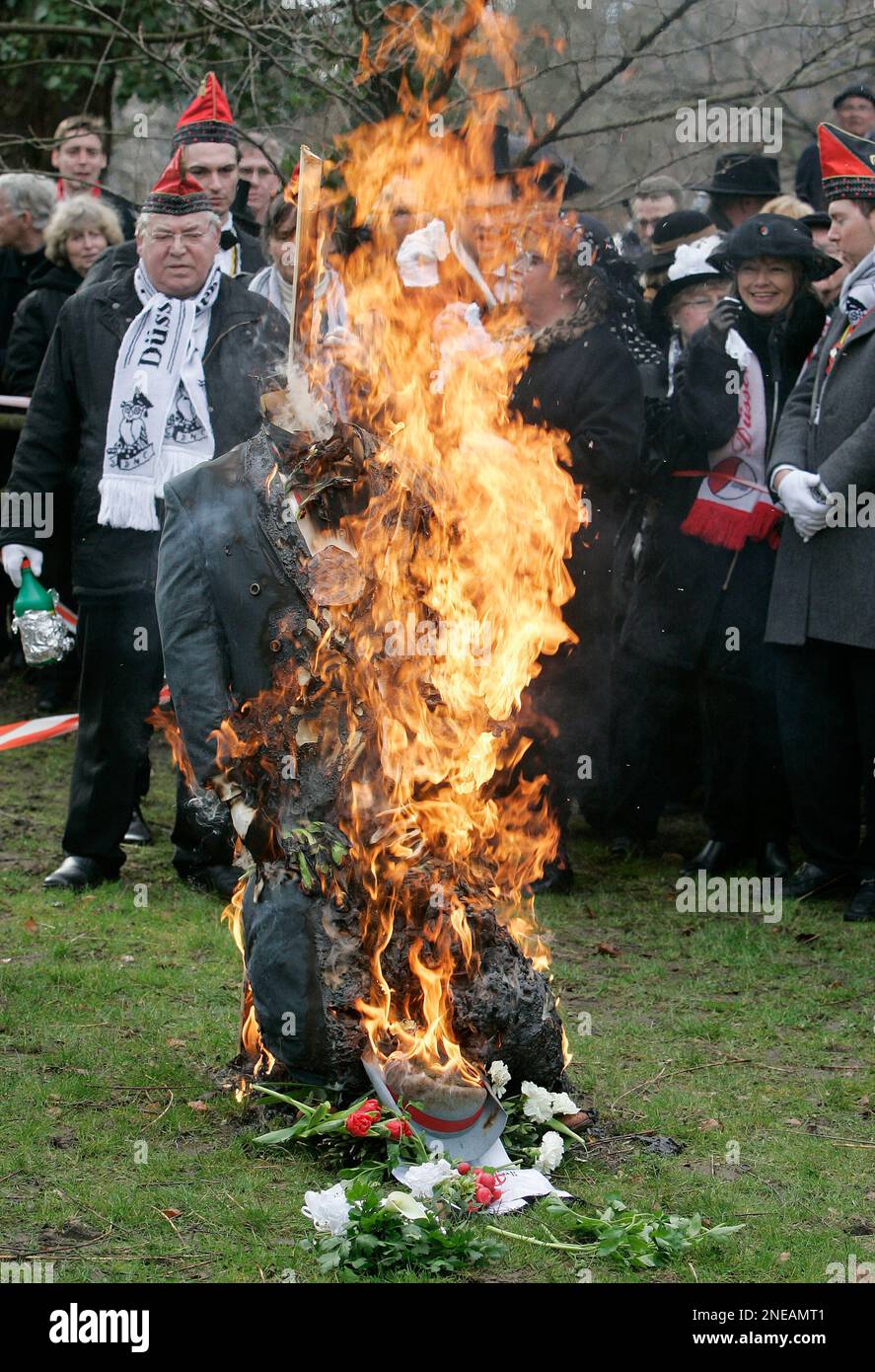 ARCHIV - Karnevalisten beerdigen am Aschermittwoch, 6. Februar 2008, den Hoppeditz in der ...