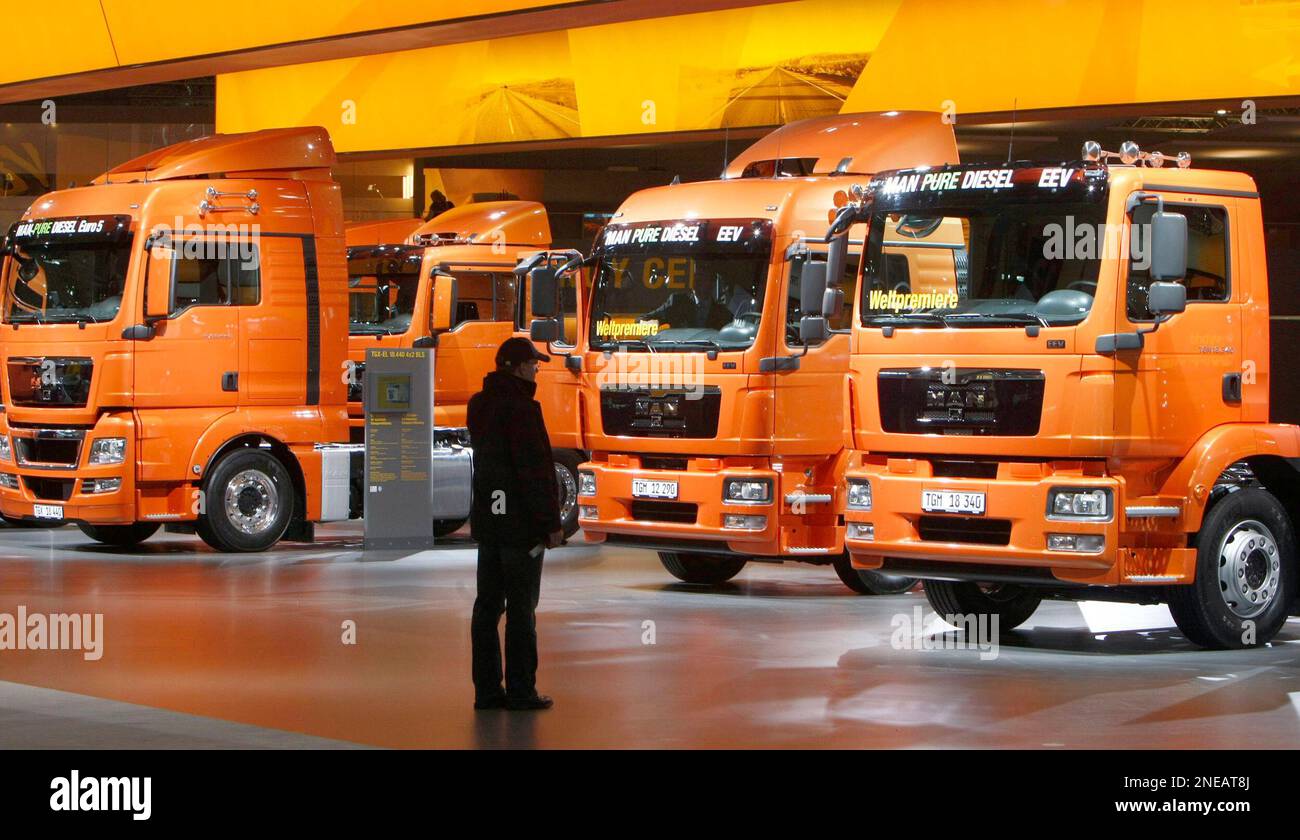 ARCHIV - Ein Mann steht am 23. September 2008 auf der Messe IAA ...