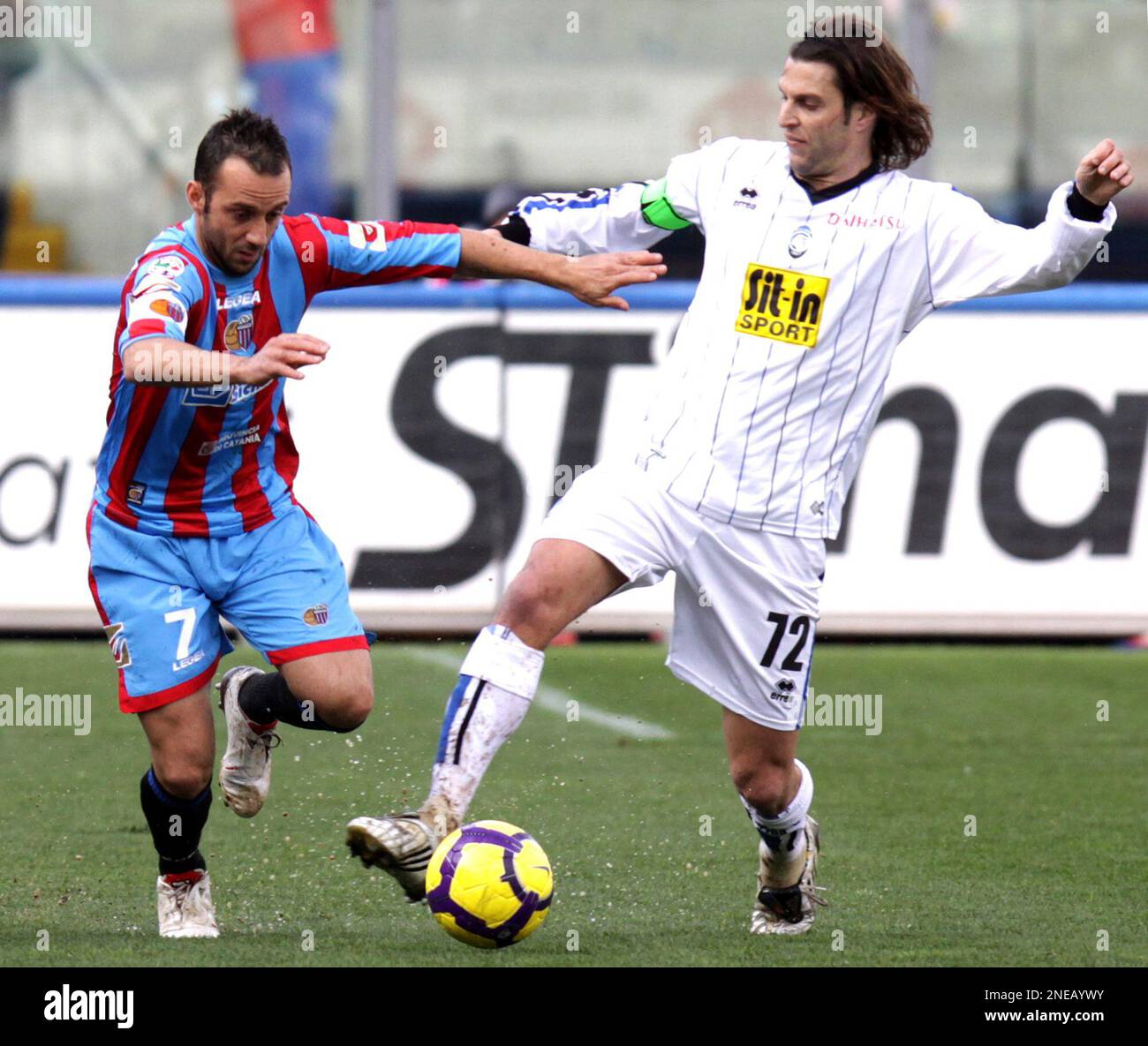 Catania's Giuseppe Mascara, left, vies for the ball with Atalanta's ...