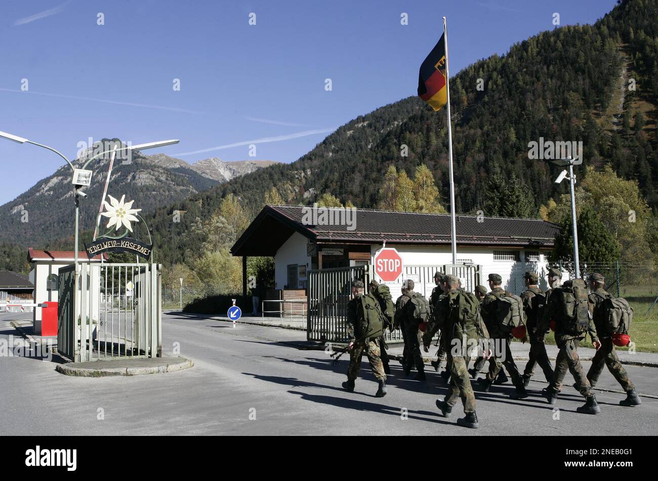 ARCHIV - Soldaten marschieren am 26. Oktober 2006 in die Bundeswehr ...