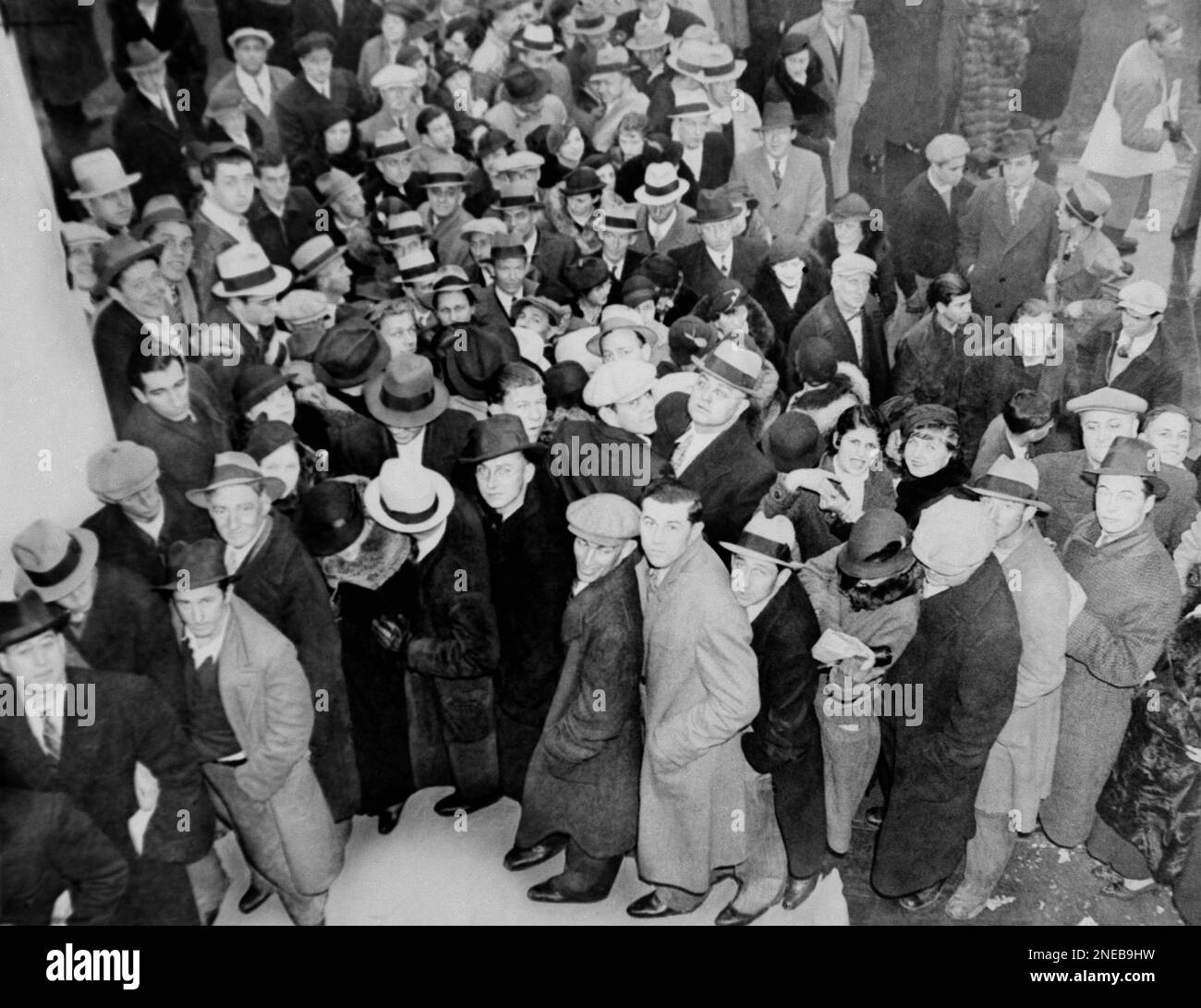 Crowd outside at courtroom during Bruno Hauptmann trial at Flemington ...