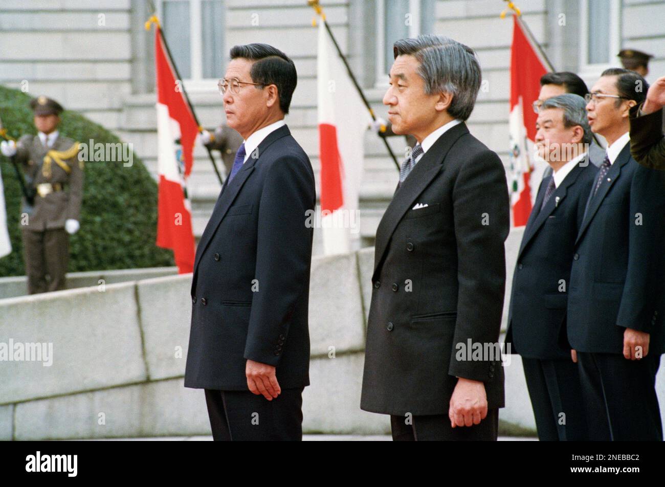 Peruvian President Alberto Fujimori, left, and Emperor Akihito stand at ...