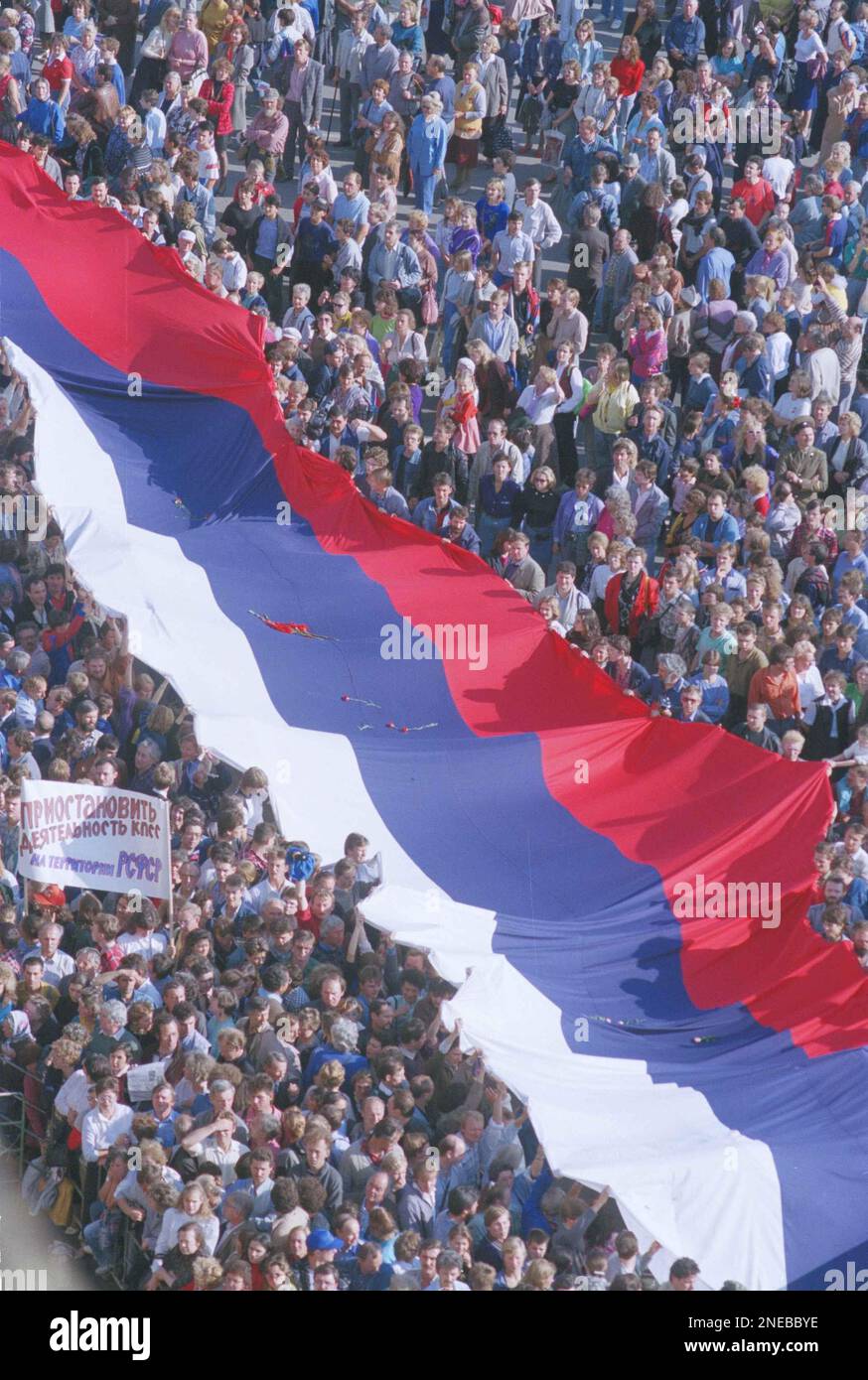 Thousands of jubilant Muscovites march to Red Square carrying a giant ...