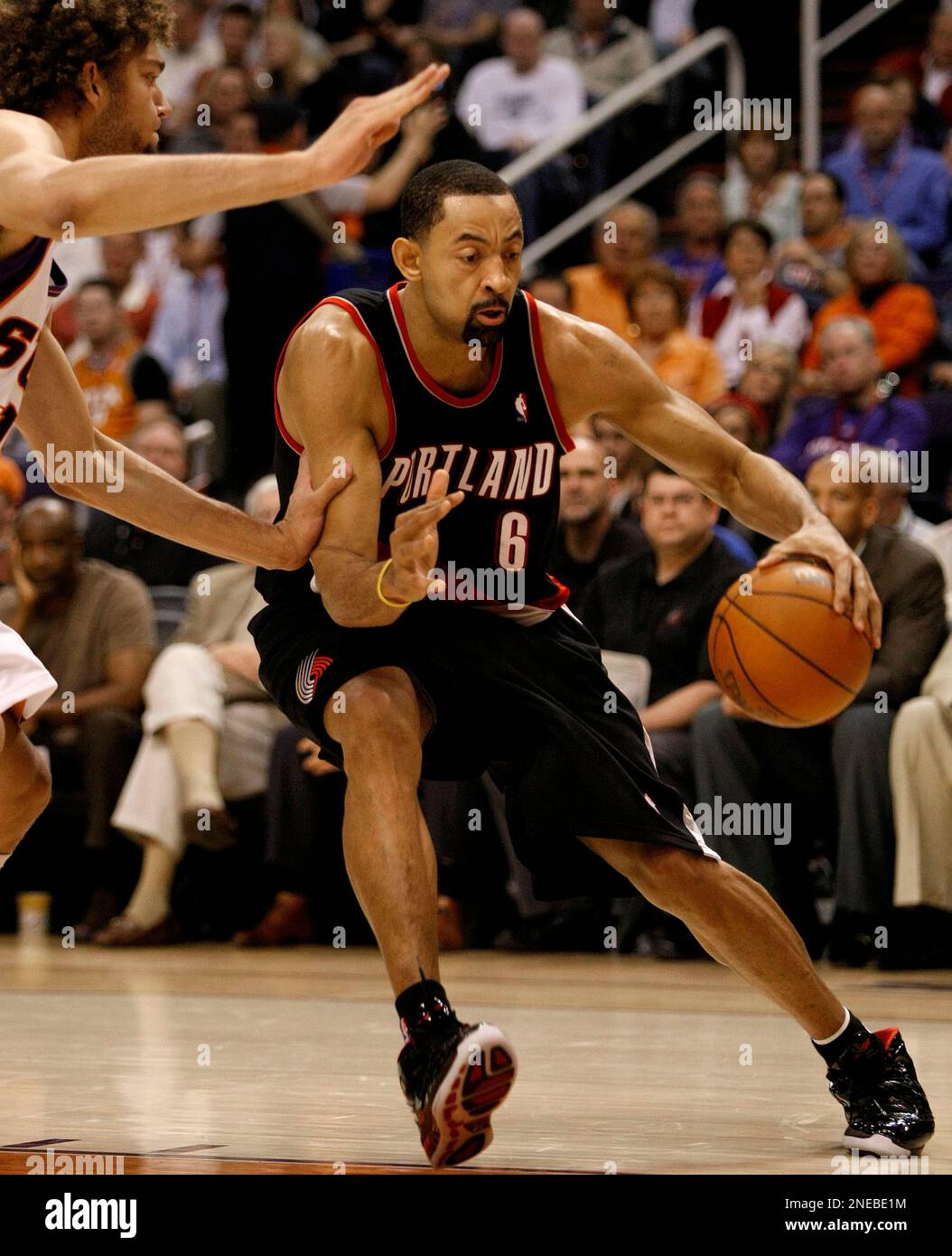 Portland Trailblazers' Juwan Howard (8) drives against Phoenix Suns ...