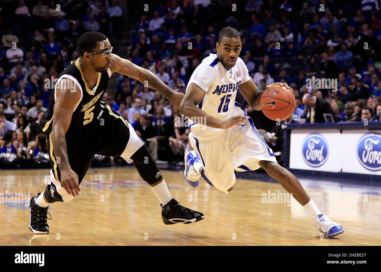 Memphis guard Elliot Williams (15) outruns Central Florida guard Marcus ...