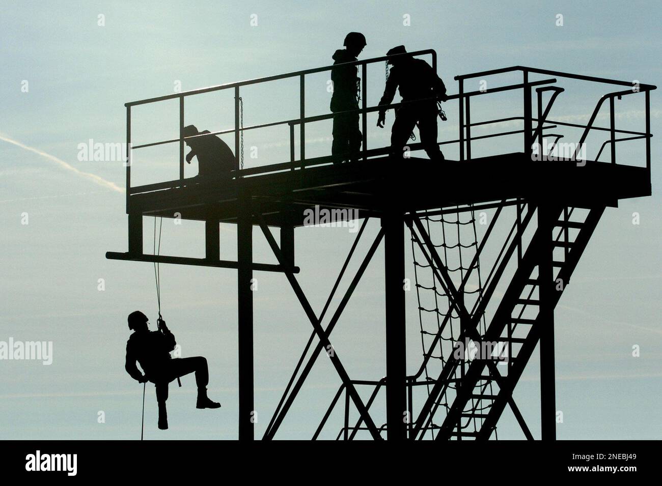 ARCHIV - Gebirgsjaeger der Bundeswehr ueberwinden die Hindernisbahn ...