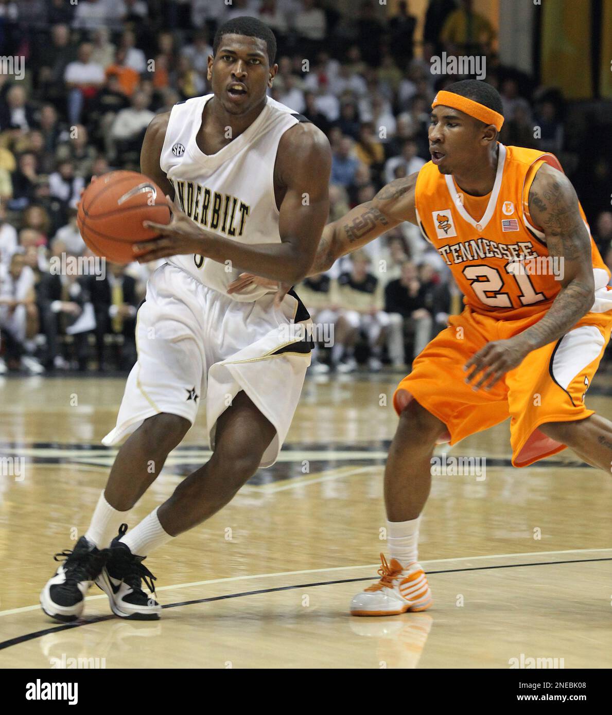 Vanderbilt guard Jermaine Beal (0) looks to pass through the defense of ...