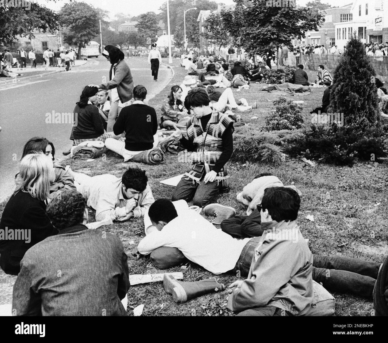 Folk singing buffs sprawl over Memorial Boulevard seriously taxing the ...