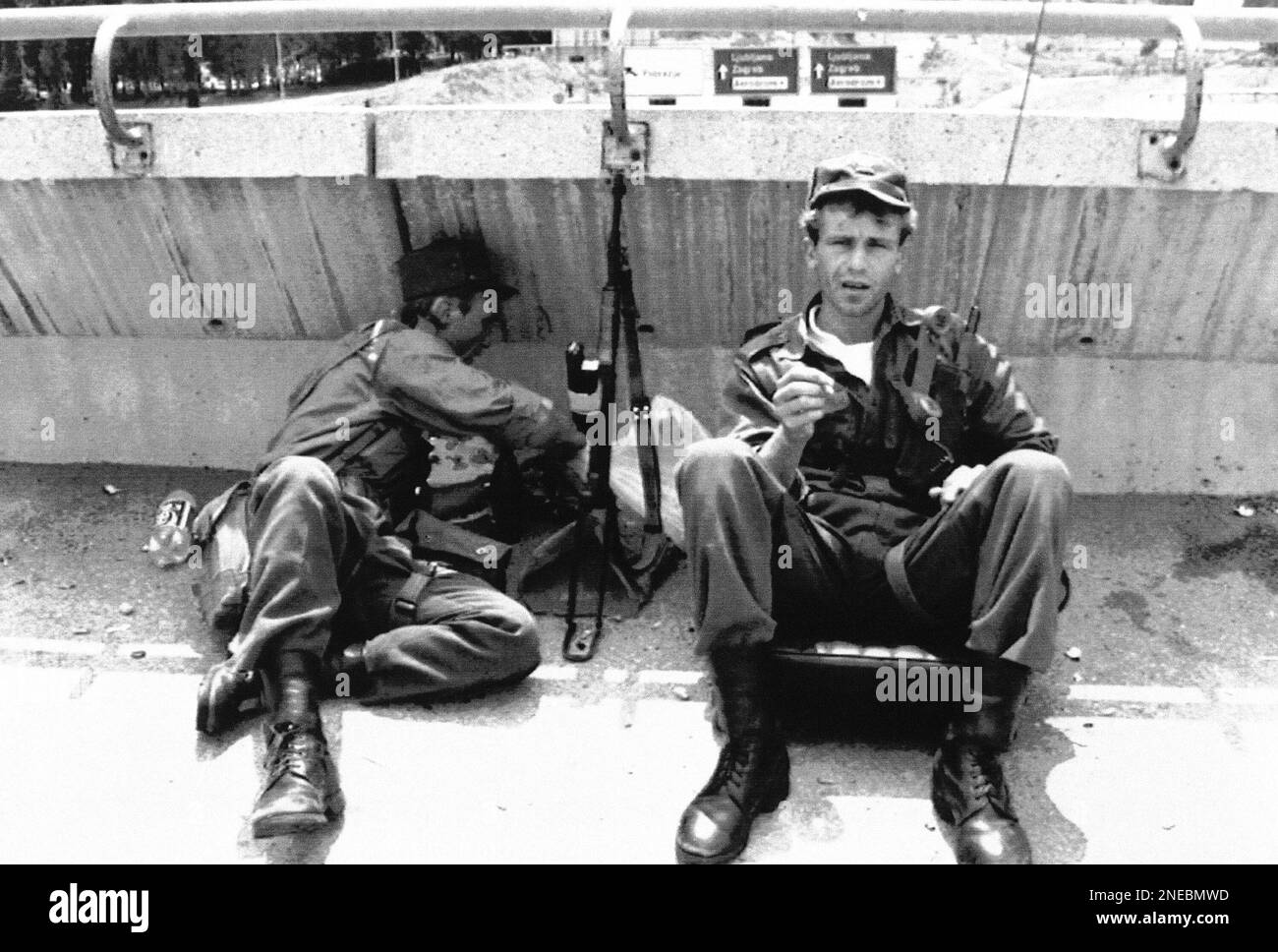 Two soldiers of the territorial Slovenian army wait for the expected ...