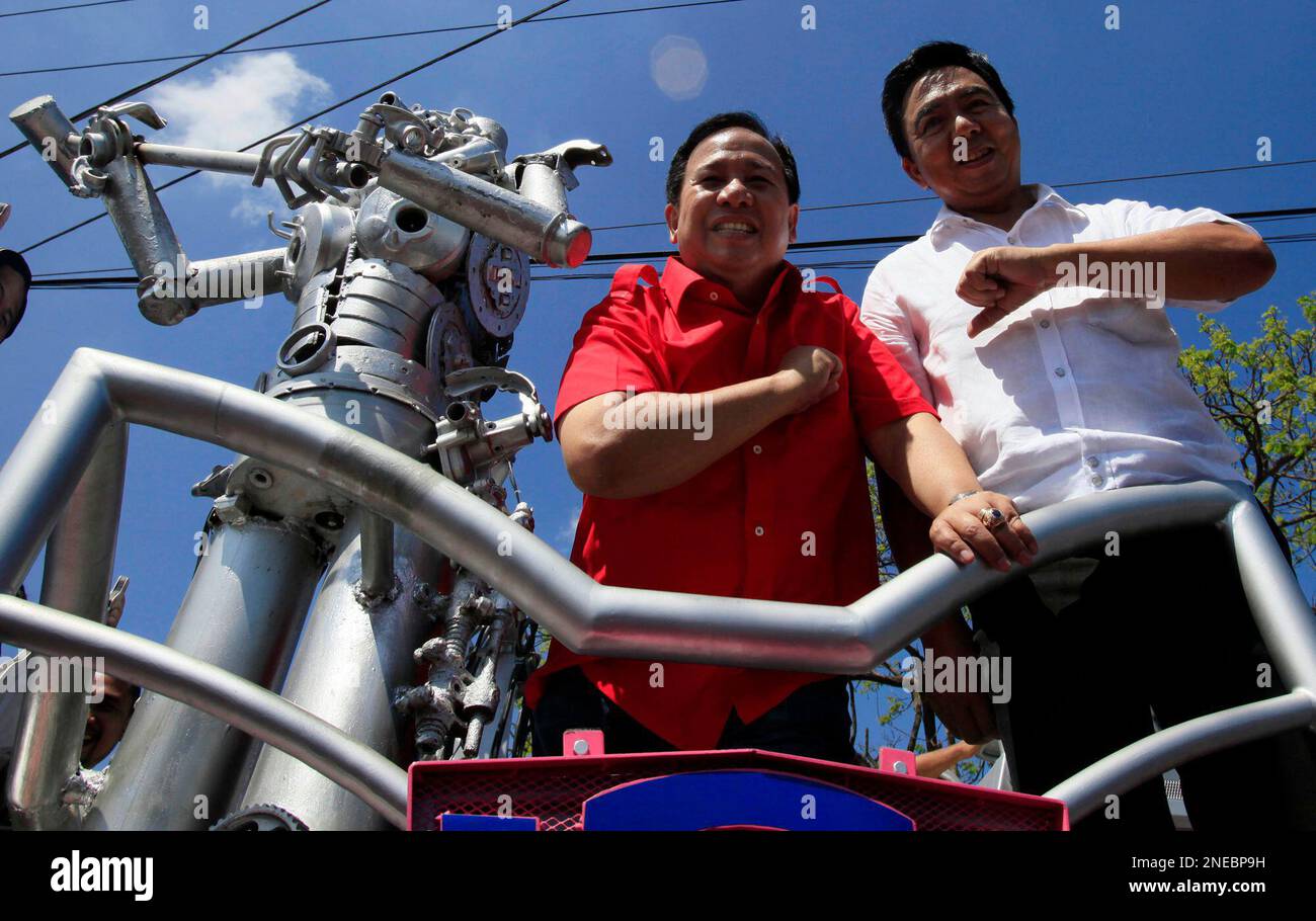 Presidential candidate Richard Gordon, left, and running mate Bayani ...