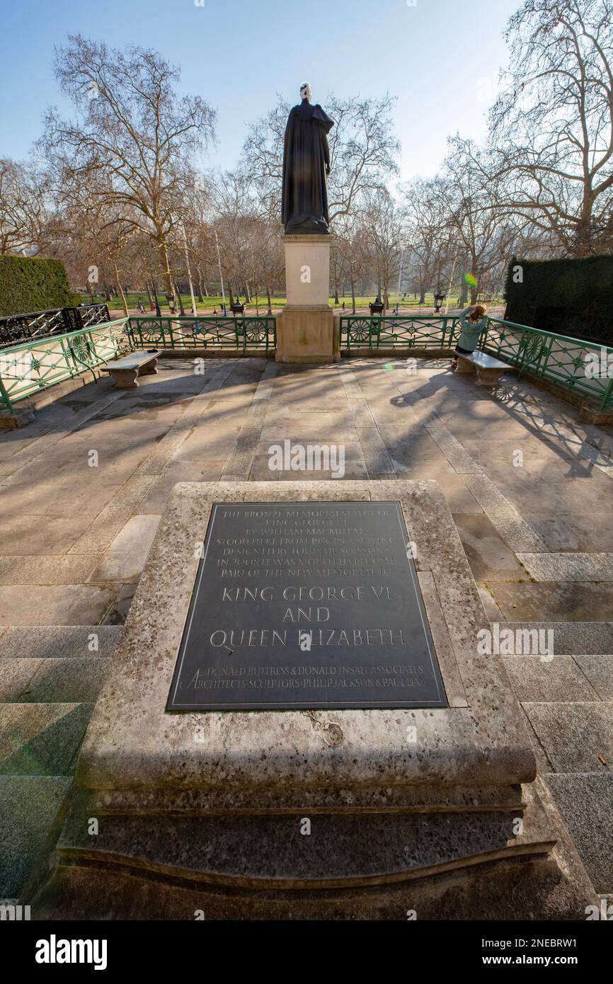 Statue and commemorative plaque for King George VI and Queen Elizabeth ...