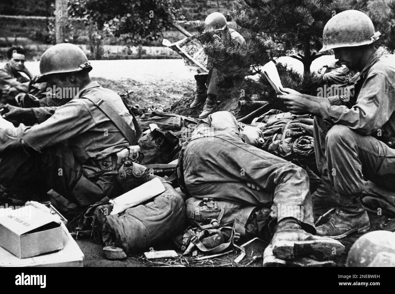 U.S. soldiers of the 7th Cavalry Division take a breather on the Korean ...