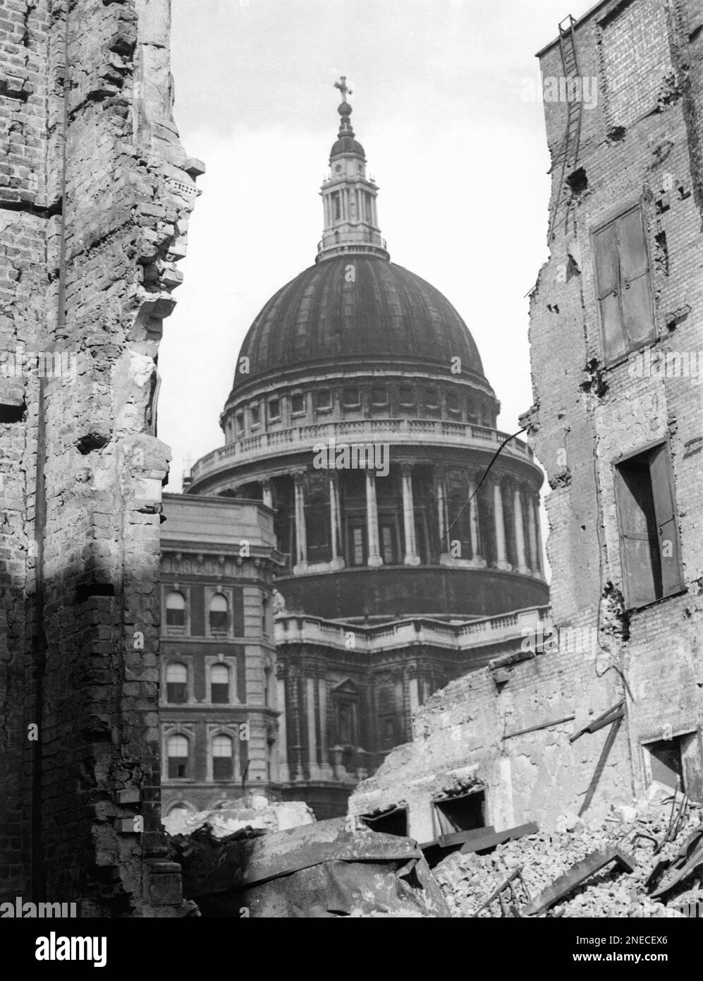 Dome of St. Paul?s Cathedral framed between jagged walls of building ...