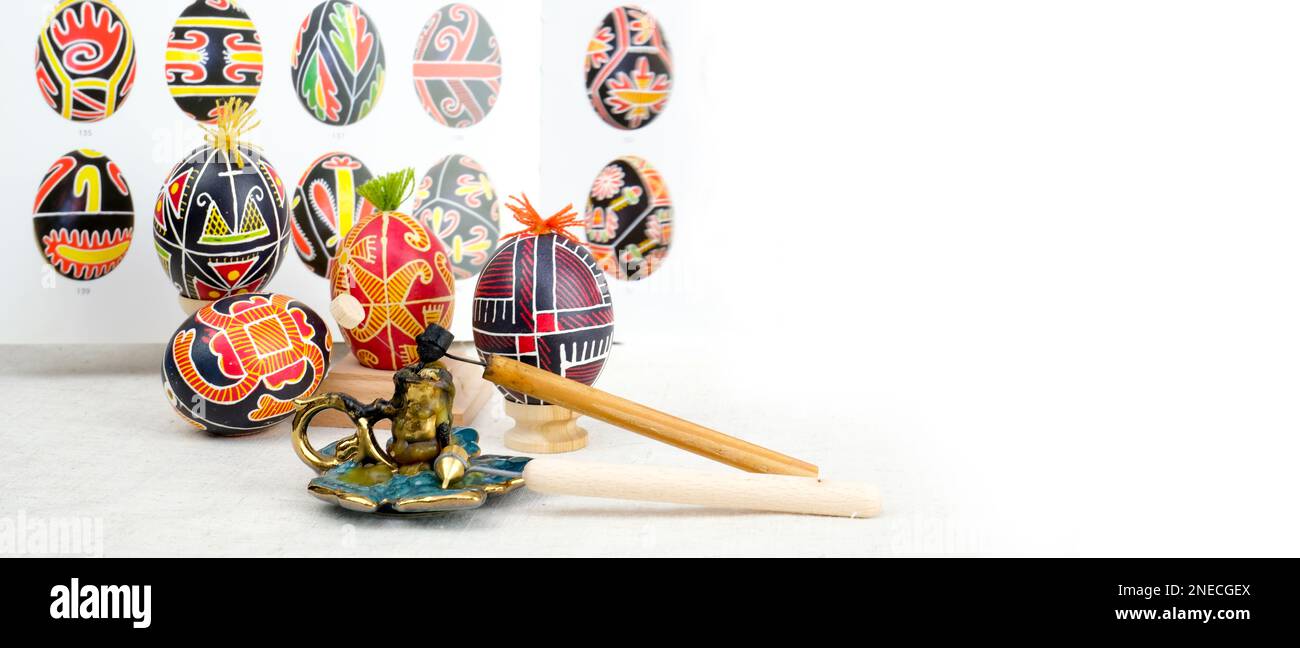 Master Class teaching people to draw on eggs for Easter beautiful patterns pysachok painting ...