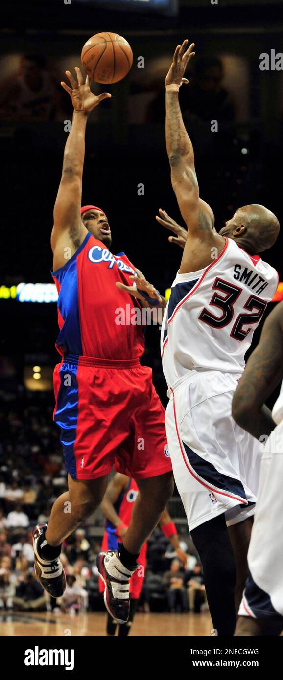 Los Angeles Clippers forward Craig Smith (5) takes a shot over Atlanta ...