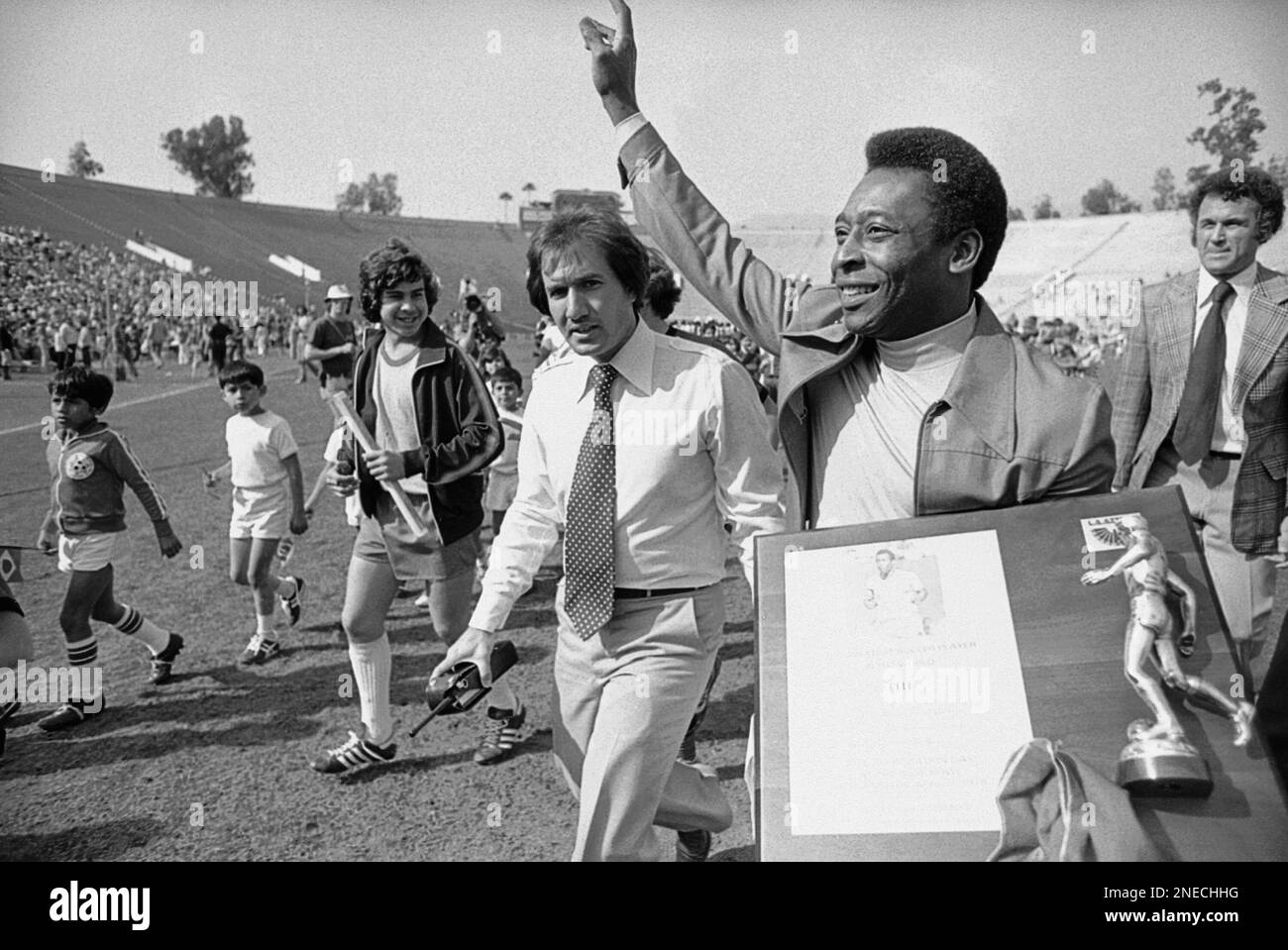 Pele waves to the crowd after receiving an award from the Los Angeles ...