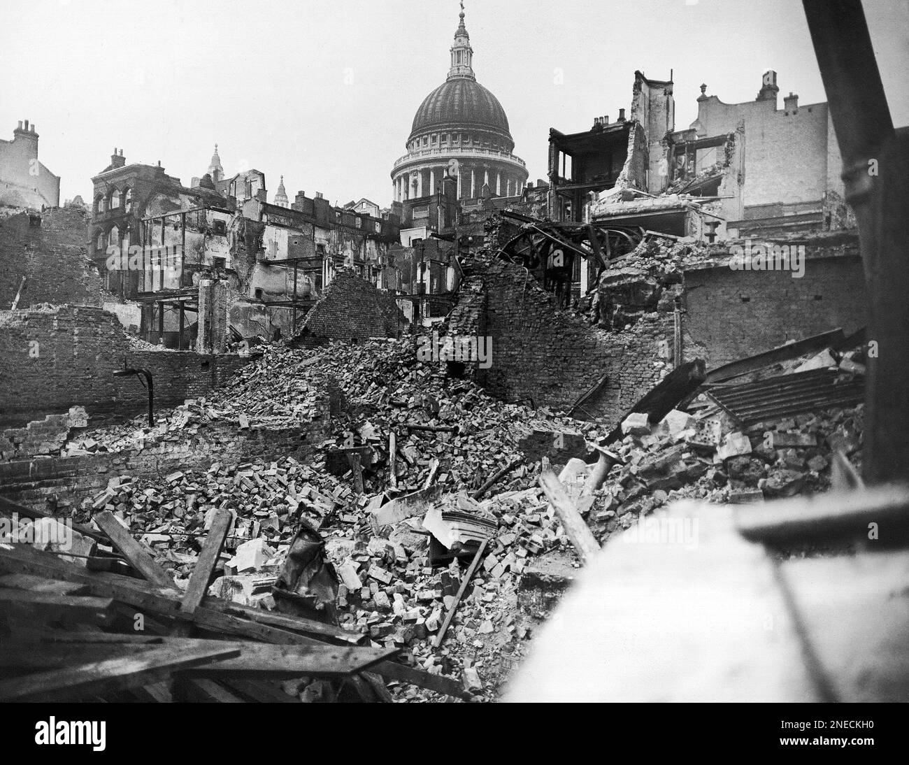 Wrecked building in the vicinity of St. Paul?s Cathedral in London ...