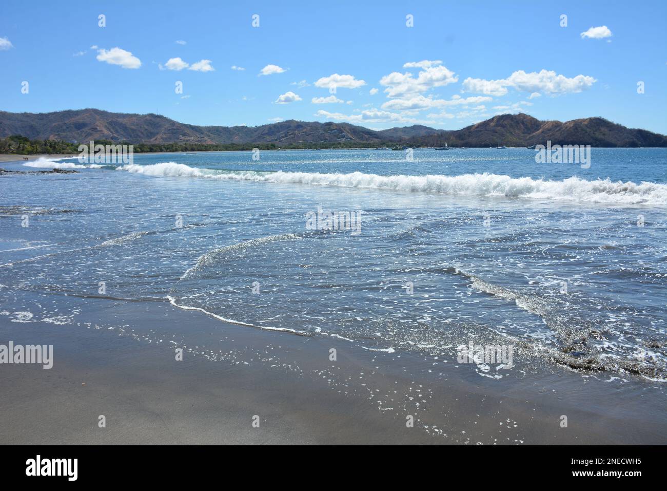 Waves breaking onshore on Costa Rican Pacific Ocean beach Stock Photo ...
