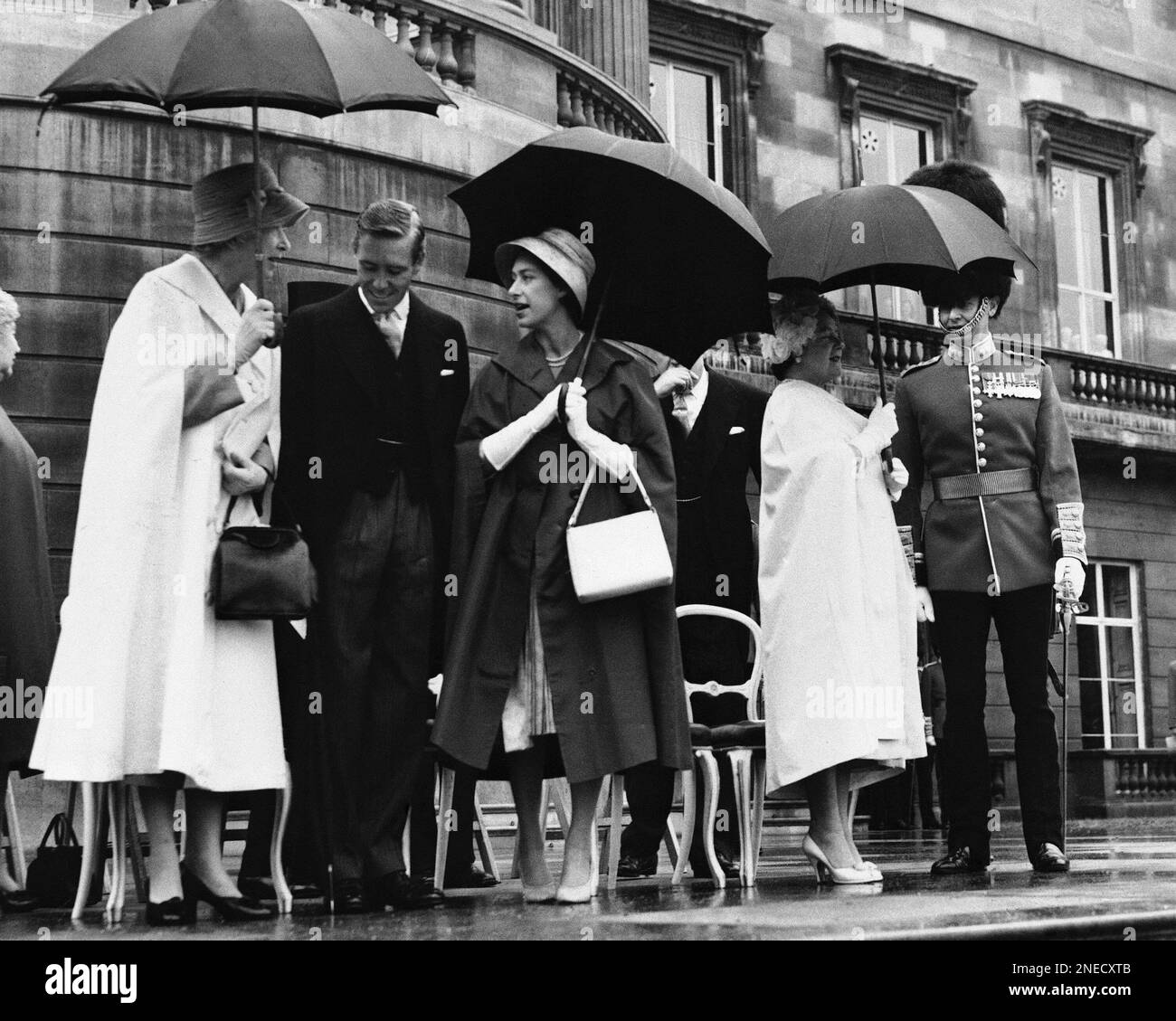 Animated conversation, under umbrellas, in the garden of Buckingham ...
