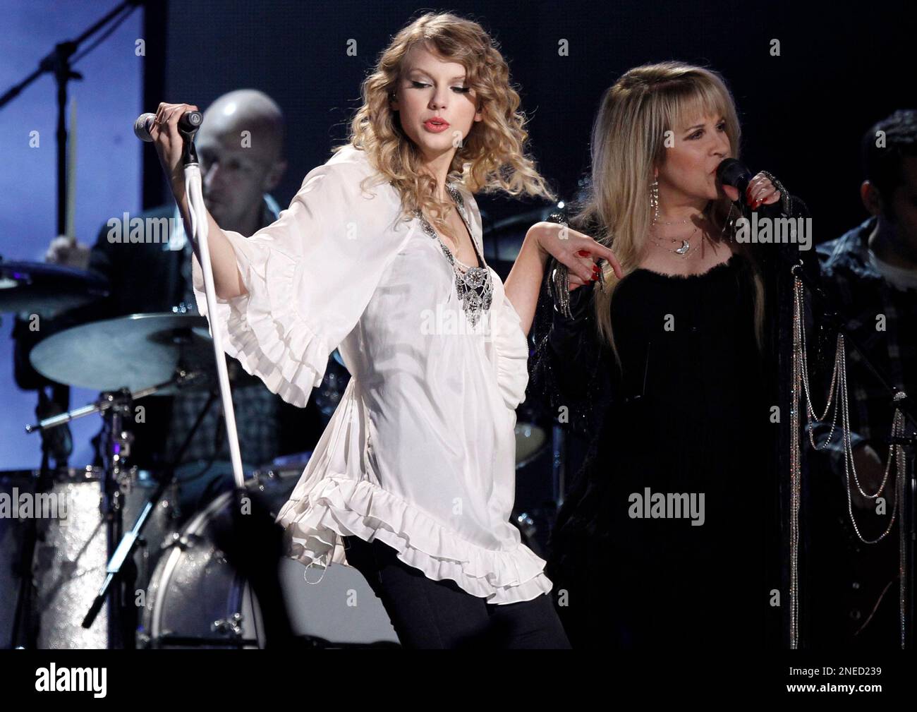 Taylor Swift , left, and Stevie Nicks perform at the Grammy Awards on ...