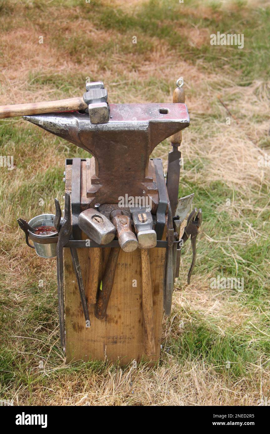 Blacksmith and anvil hi-res stock photography and images - Alamy