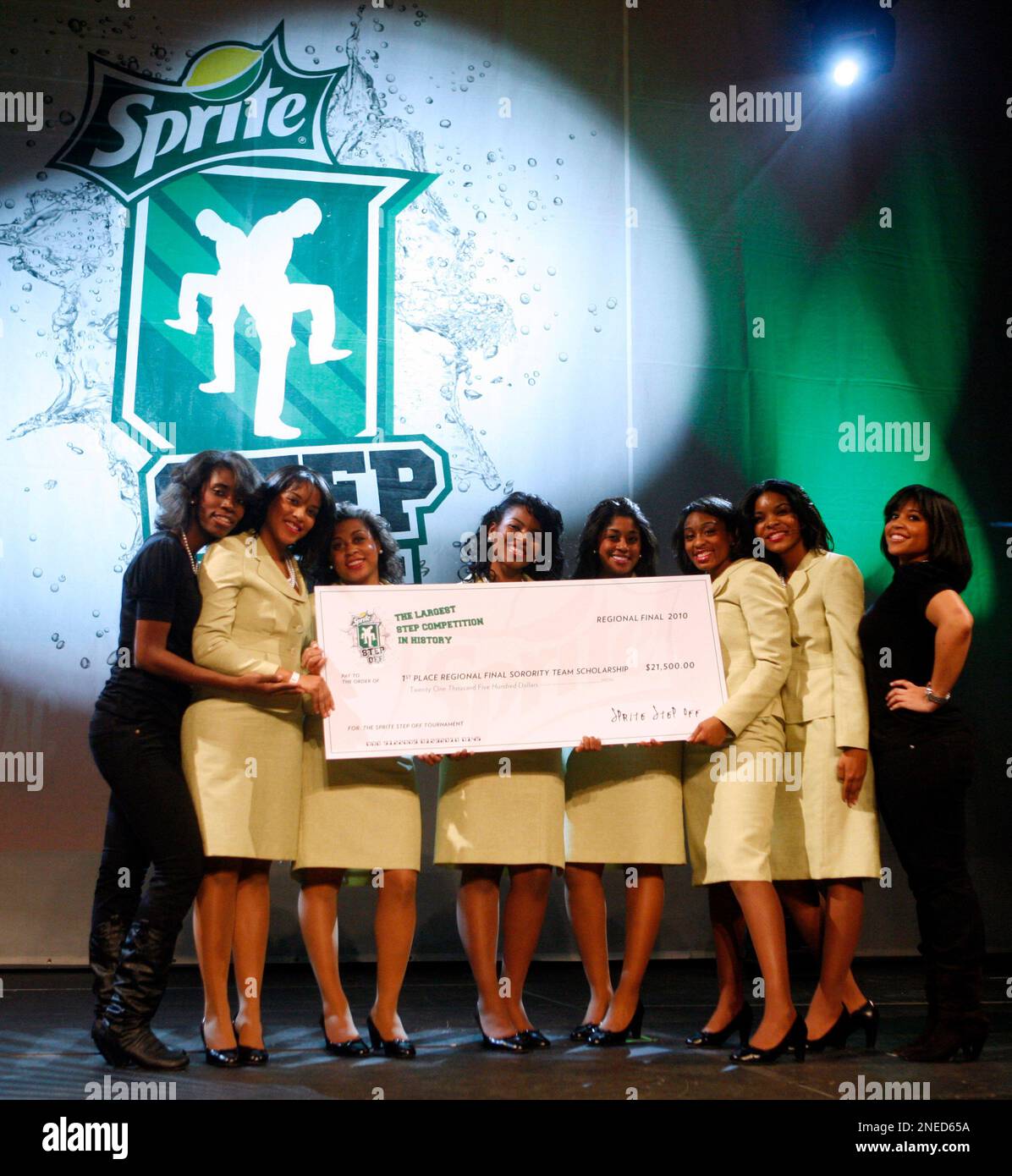 Members of the Alpha Kappa Alpha sorority step team from Howard ...