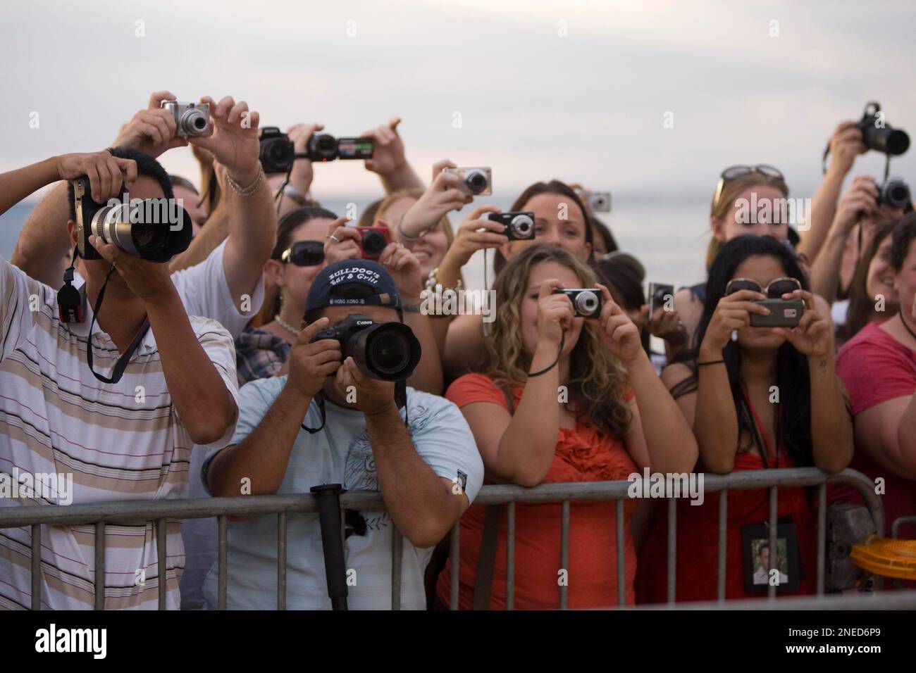 Beach goers line the red carpet awaitng the cast of Lost at the Lost ...