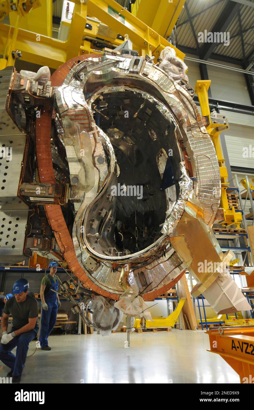 ARCHIV - Techniker setzen am 30. September 2008 im Greifswalder Max ...