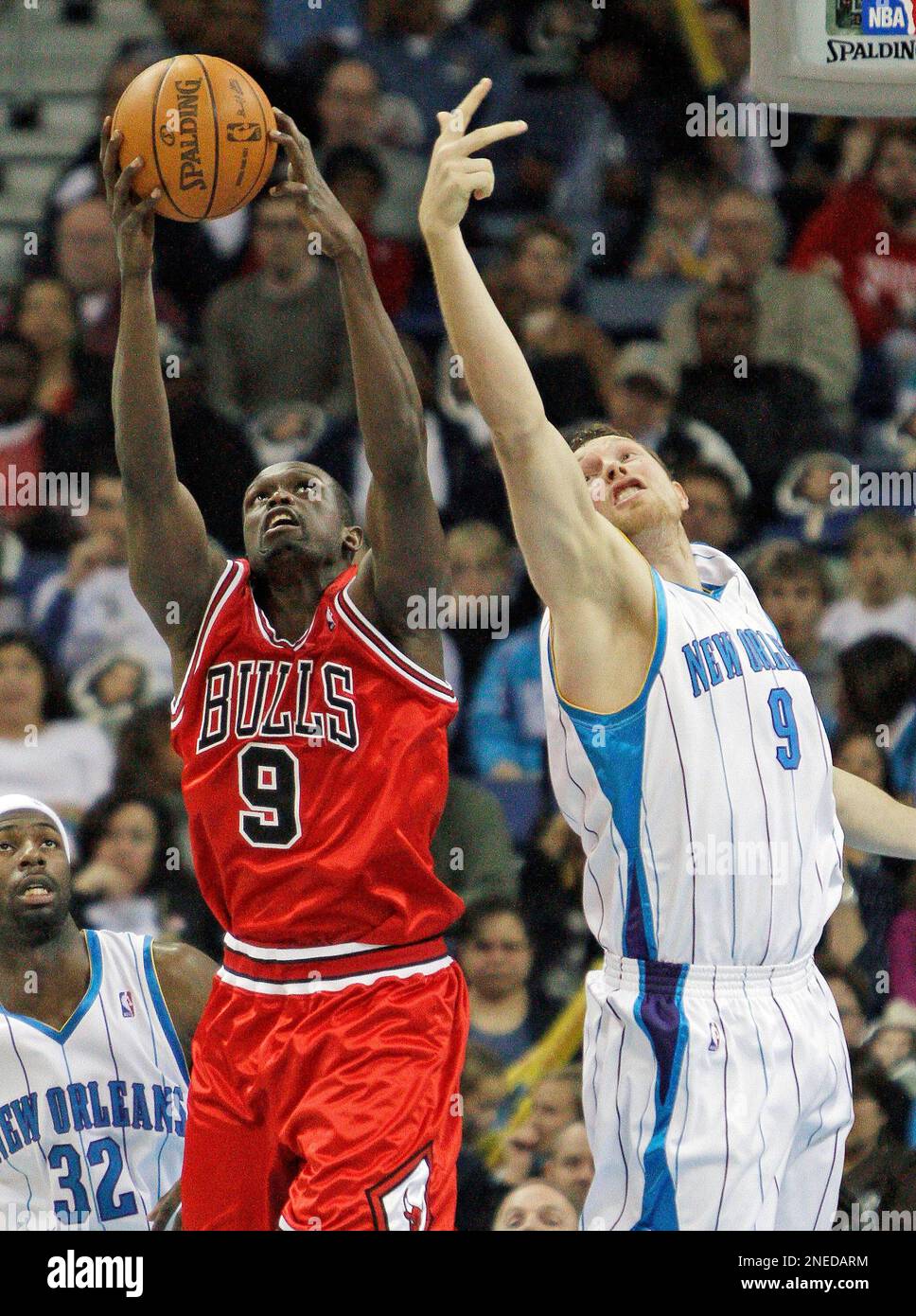Chicago Bulls forward Luol Deng, front left, reaches for a loose ball ...