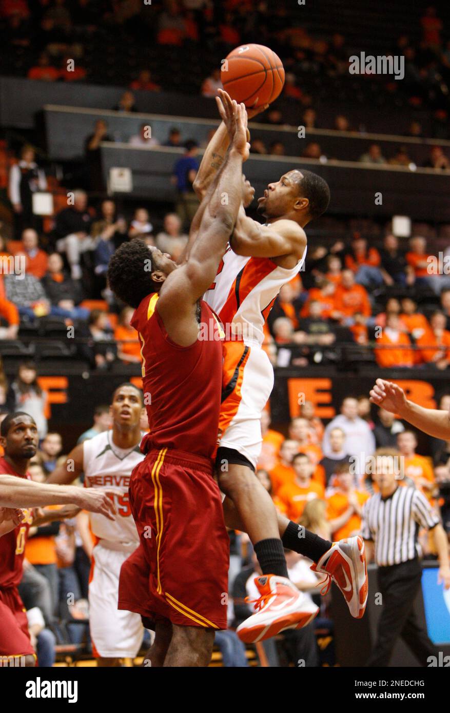 Southern California's Alex Stephenson defends against Oregon State's ...