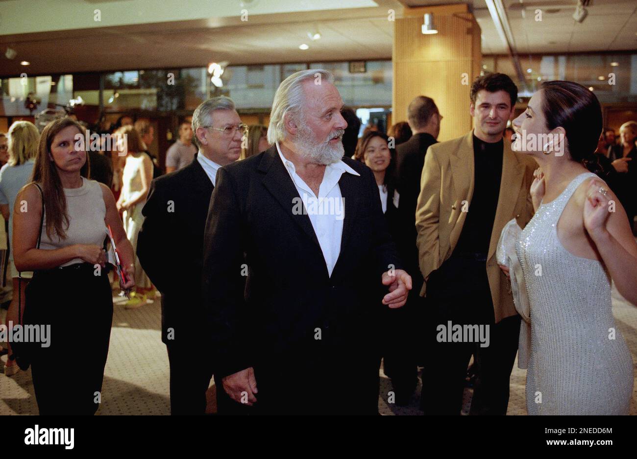 ?The Mask of Zorro? stars Anthony Hopkins and Julieta Rosen greet each ...