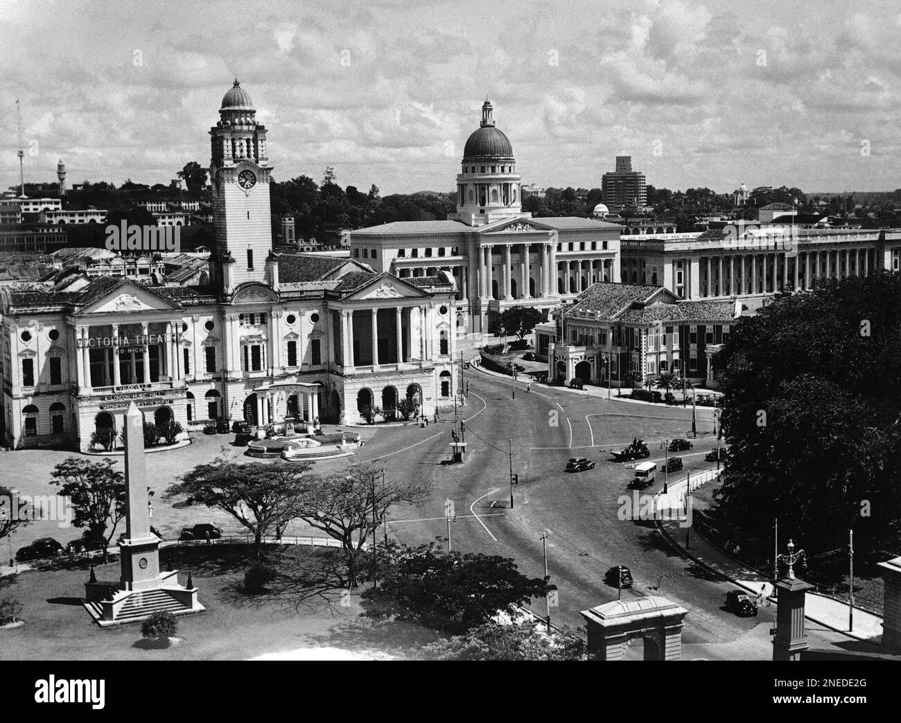 Raffles statue, erected in 1918 at the centenary of Singapore’s ...