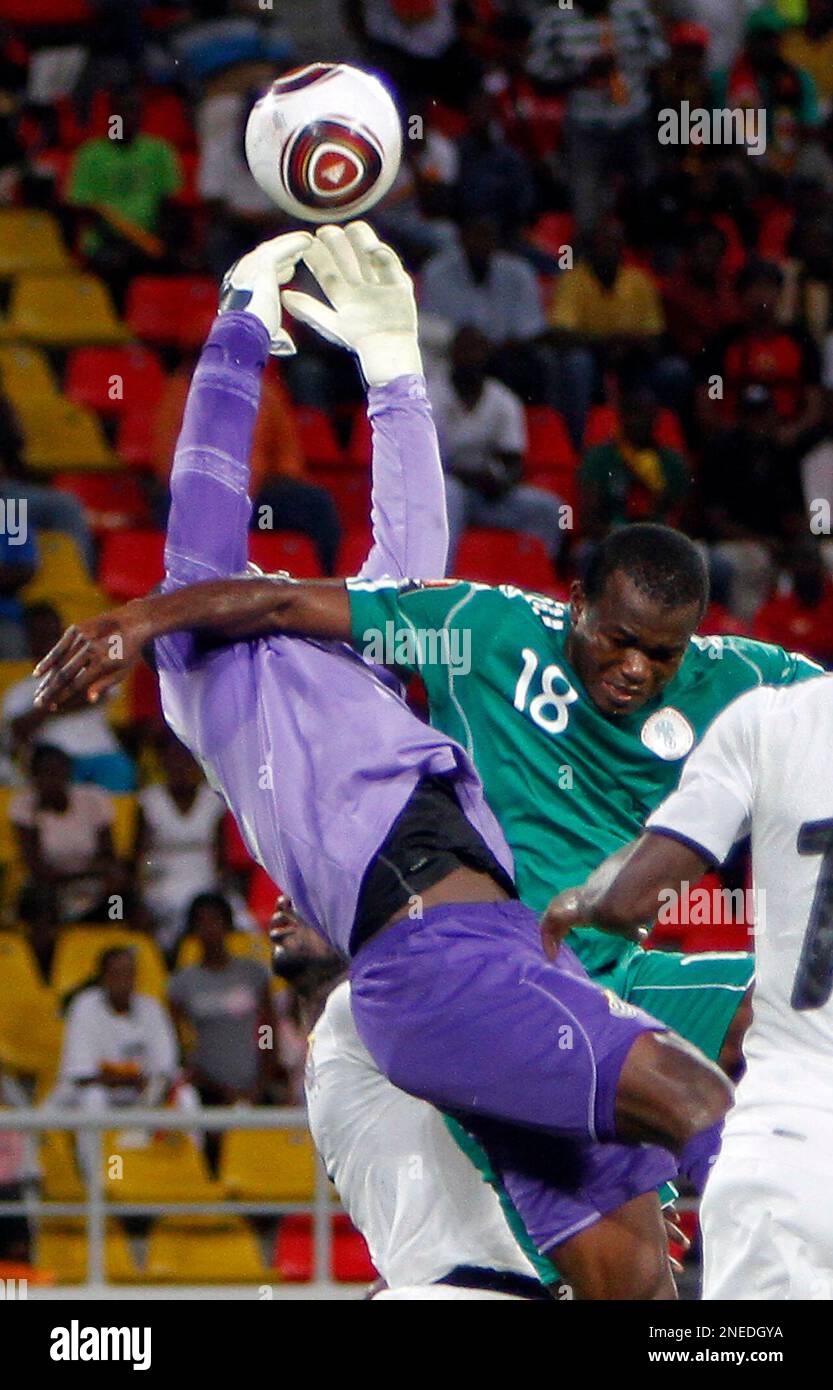 Ghana's goalkeeper Richard Kingson makes a save in front of Victor ...