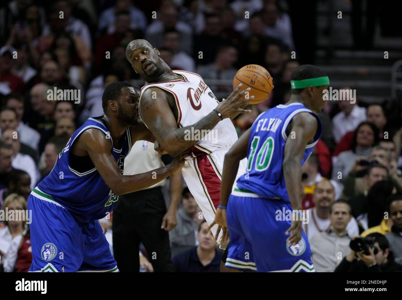 Cleveland Cavaliers' Shaquille O'Neal, center, leans into Minnesota ...