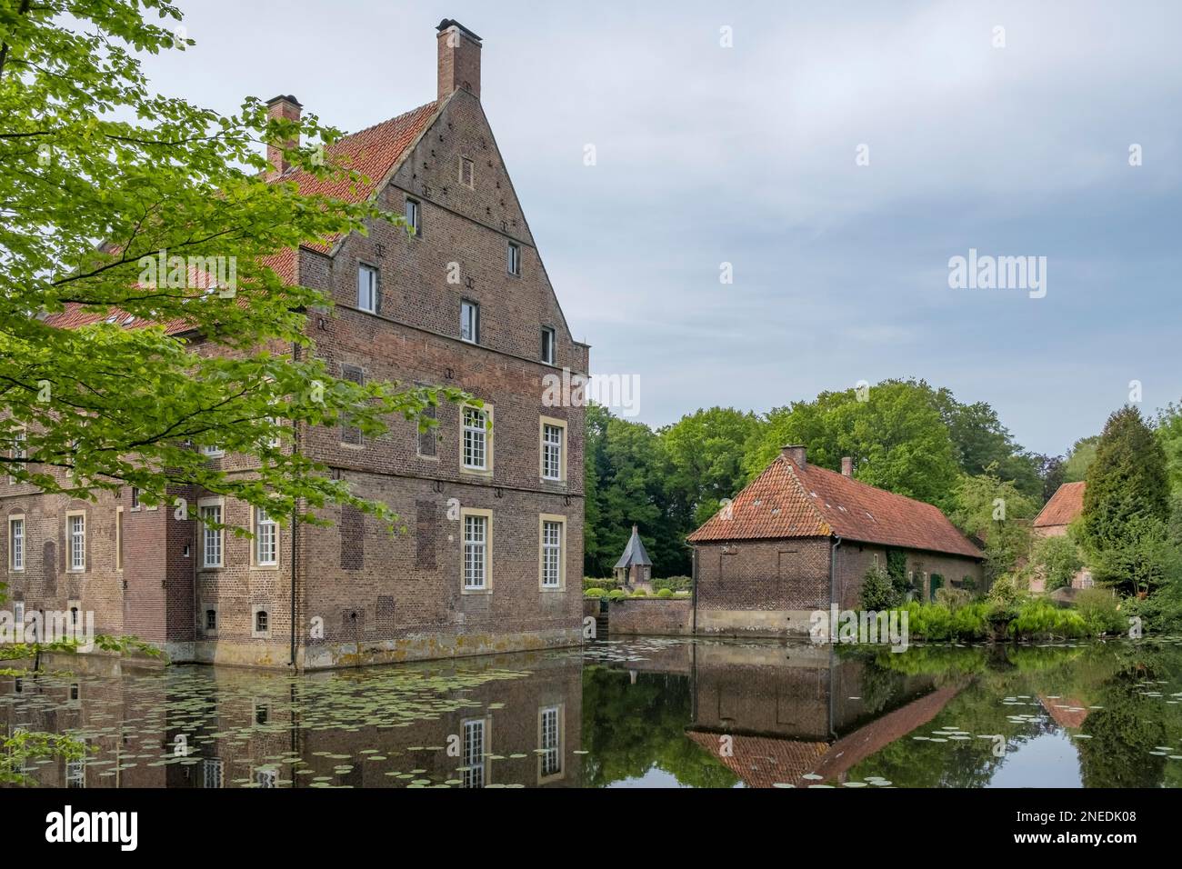 Welbergen moated castle Stock Photo - Alamy